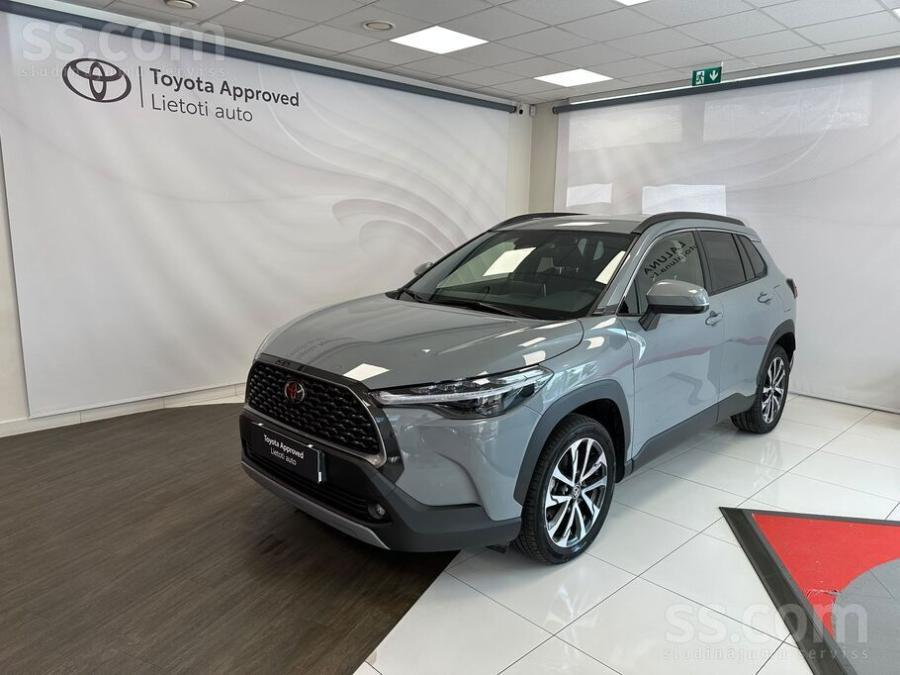 Pelēks Toyota Corolla Cross 2025 Jēkabpils, ar dzinēja tilpumu 2.00 L un nobraukumu 37 tūkst. km par 33300 €, foto 1 vietnē AUTOMOTO.COM.LV