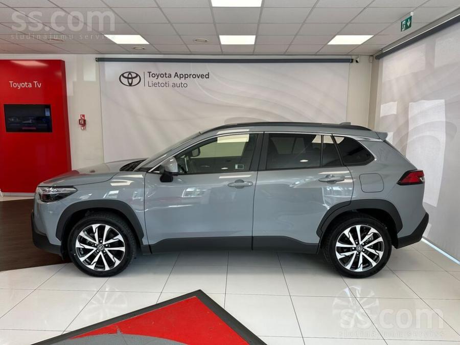 Pelēks Toyota Corolla Cross 2025 Jēkabpils, ar dzinēja tilpumu 2.00 L un nobraukumu 37 tūkst. km par 33300 €, foto 4 vietnē AUTOMOTO.COM.LV