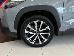 Pelēks Toyota Corolla Cross 2025 Jēkabpils, ar dzinēja tilpumu 2.00 L un nobraukumu 37 tūkst. km par 33300 €, foto 5 vietnē AUTOMOTO.COM.LV