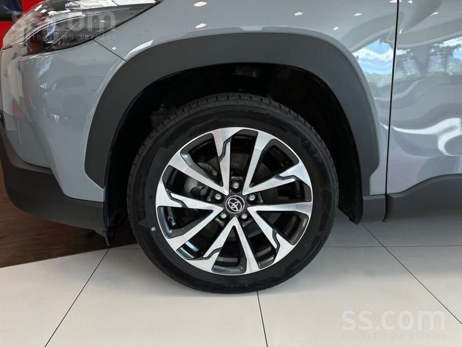 Pelēks Toyota Corolla Cross 2025 Jēkabpils, ar dzinēja tilpumu 2.00 L un nobraukumu 37 tūkst. km par 33300 €, foto 5 vietnē AUTOMOTO.COM.LV