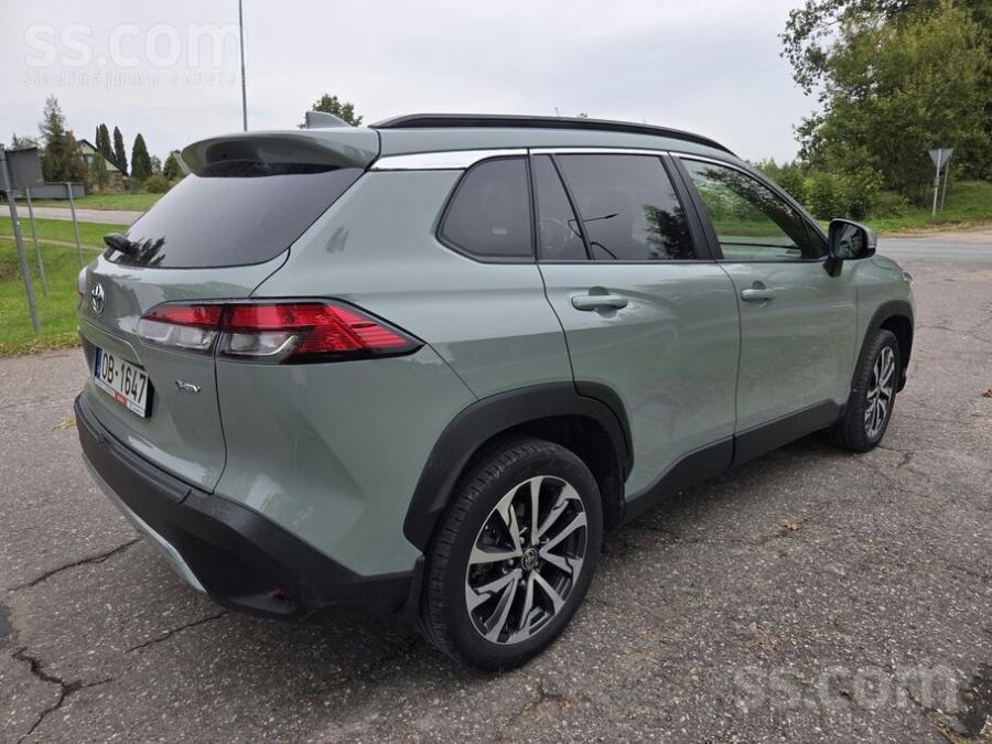 Pelēks Toyota Corolla Cross 2025 Cēsis, ar dzinēja tilpumu 1.80 L un nobraukumu 52 tūkst. km par 32500 €, foto 4 vietnē AUTOMOTO.COM.LV