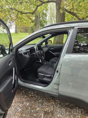 Pelēks Toyota Corolla Cross 2025 Cēsis, ar dzinēja tilpumu 1.80 L un nobraukumu 52 tūkst. km par 32500 €, foto 13 vietnē AUTOMOTO.COM.LV