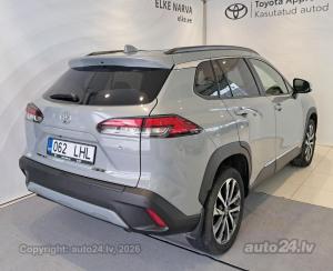 Pelēks Toyota Corolla Cross 2024 Narva, ar dzinēja tilpumu 1.80 L un nobraukumu 22 tūkst. km par 30900 €, foto 2 vietnē AUTOMOTO.COM.LV
