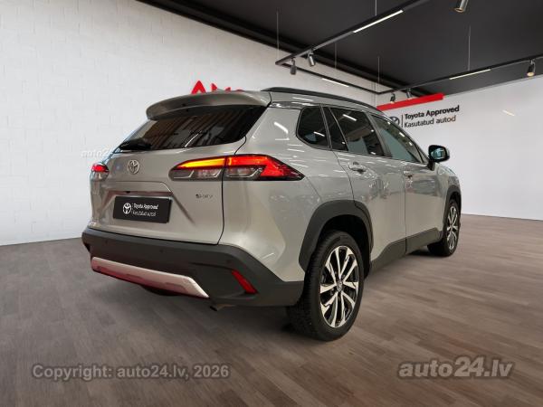 Pelēks Toyota Corolla Cross 2024 Pērnava, ar dzinēja tilpumu 1.80 L un nobraukumu 33 tūkst. km par 31490 €, foto 2 vietnē AUTOMOTO.COM.LV