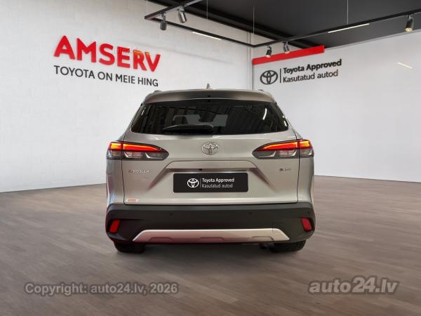 Pelēks Toyota Corolla Cross 2024 Pērnava, ar dzinēja tilpumu 1.80 L un nobraukumu 33 tūkst. km par 31490 €, foto 3 vietnē AUTOMOTO.COM.LV
