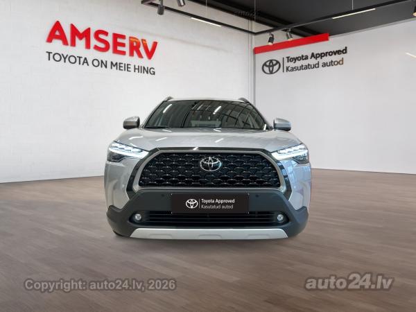 Pelēks Toyota Corolla Cross 2024 Pērnava, ar dzinēja tilpumu 1.80 L un nobraukumu 33 tūkst. km par 31490 €, foto 4 vietnē AUTOMOTO.COM.LV