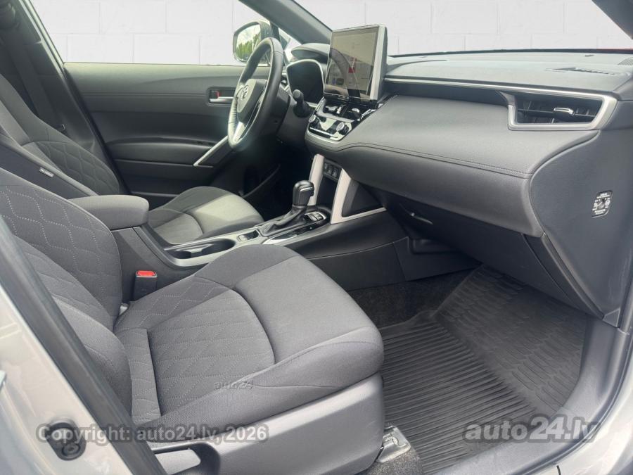 Серый Тойота Corolla Cross 2024 в Пайде, объемом двигателя 1.80 л и пробегом 38 тыс. км за 31490 €, фото 7 на AUTOMOTO.COM.LV