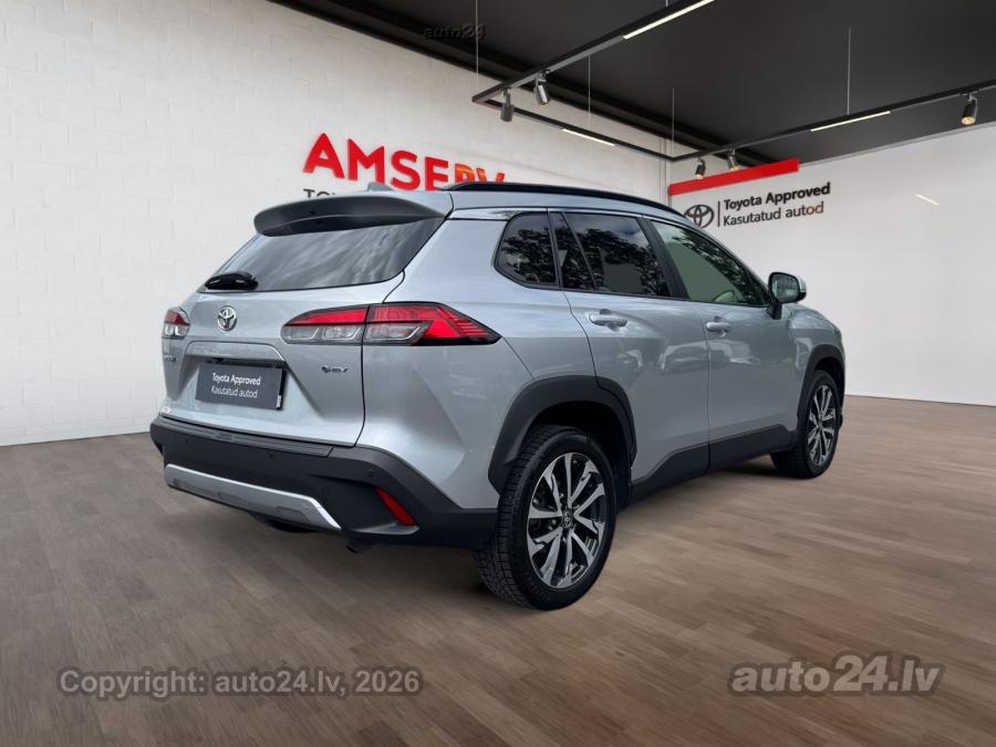 Серый Тойота Corolla Cross 2024 в Пайде, объемом двигателя 1.80 л и пробегом 29 тыс. км за 31490 €, фото 3 на AUTOMOTO.COM.LV