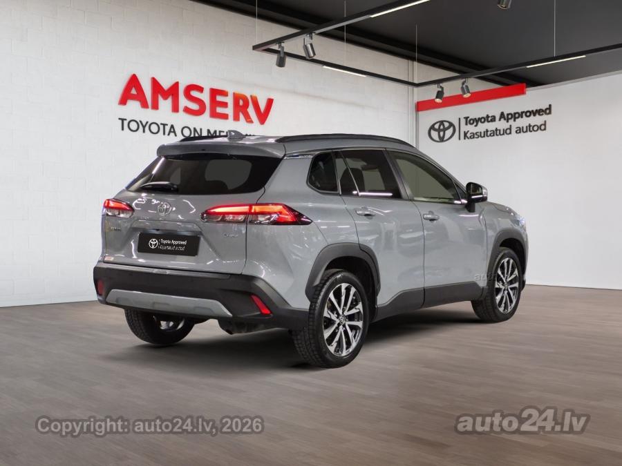 Pelēks Toyota Corolla Cross 2024 Tallina, ar dzinēja tilpumu 1.80 L un nobraukumu 37 tūkst. km par 31490 €, foto 3 vietnē AUTOMOTO.COM.LV