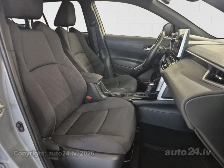 Grey Toyota Corolla Cross 2024 in Viljandi, with an engine capacity of 1.80 L and mileage of 31 thousand km for 30990 €, photo 7 on AUTOMOTO.COM.LV