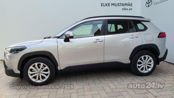 Pelēks Toyota Corolla Cross 2025 Tallina, ar dzinēja tilpumu 1.80 L un nobraukumu 19 tūkst. km par 29995 €, foto 3 vietnē AUTOMOTO.COM.LV