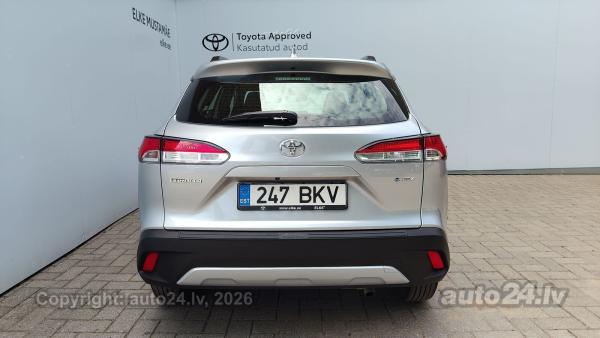 Pelēks Toyota Corolla Cross 2025 Tallina, ar dzinēja tilpumu 1.80 L un nobraukumu 19 tūkst. km par 29995 €, foto 4 vietnē AUTOMOTO.COM.LV
