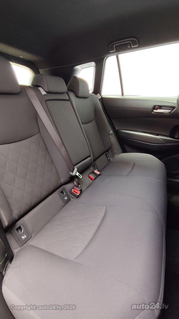 Pelēks Toyota Corolla Cross 2025 Tallina, ar dzinēja tilpumu 1.80 L un nobraukumu 19 tūkst. km par 29995 €, foto 7 vietnē AUTOMOTO.COM.LV