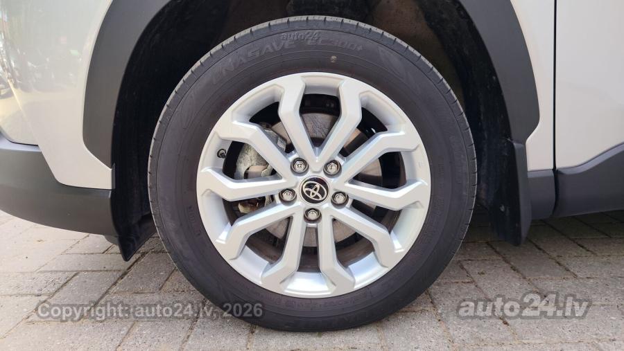Grey Toyota Corolla Cross 2025 in Tallinn, with an engine capacity of 1.80 L and mileage of 19 thousand km for 29995 €, photo 16 on AUTOMOTO.COM.LV