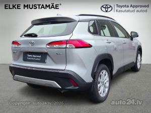 Pelēks Toyota Corolla Cross 2025 Tallina, ar dzinēja tilpumu 1.80 L un nobraukumu 17 tūkst. km par 29995 €, foto 3 vietnē AUTOMOTO.COM.LV