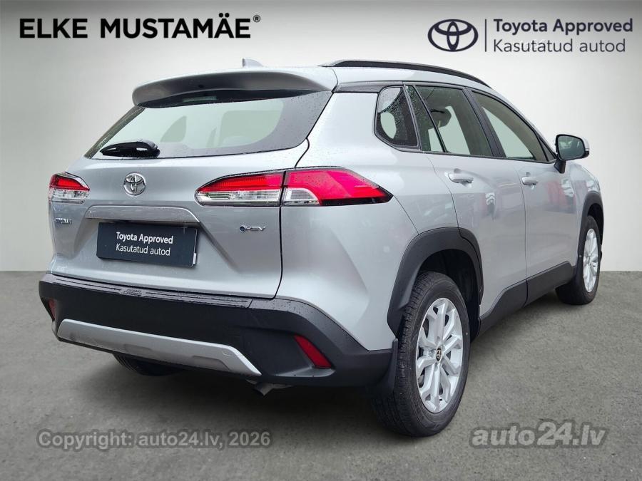 Pelēks Toyota Corolla Cross 2025 Tallina, ar dzinēja tilpumu 1.80 L un nobraukumu 17 tūkst. km par 29995 €, foto 3 vietnē AUTOMOTO.COM.LV