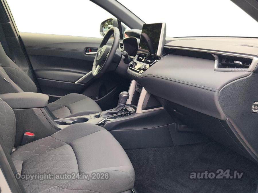 Pelēks Toyota Corolla Cross 2025 Tallina, ar dzinēja tilpumu 1.80 L un nobraukumu 17 tūkst. km par 29995 €, foto 7 vietnē AUTOMOTO.COM.LV