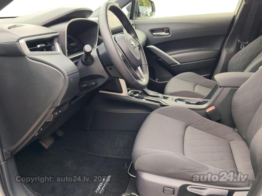 Pelēks Toyota Corolla Cross 2025 Tallina, ar dzinēja tilpumu 1.80 L un nobraukumu 17 tūkst. km par 29995 €, foto 12 vietnē AUTOMOTO.COM.LV
