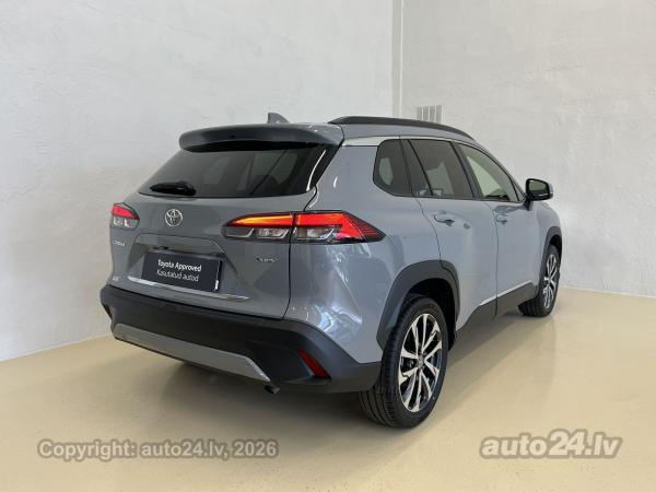 Pelēks Toyota Corolla Cross 2025 Rakvere, ar dzinēja tilpumu 1.80 L un nobraukumu 23 tūkst. km par 33490 €, foto 2 vietnē AUTOMOTO.COM.LV