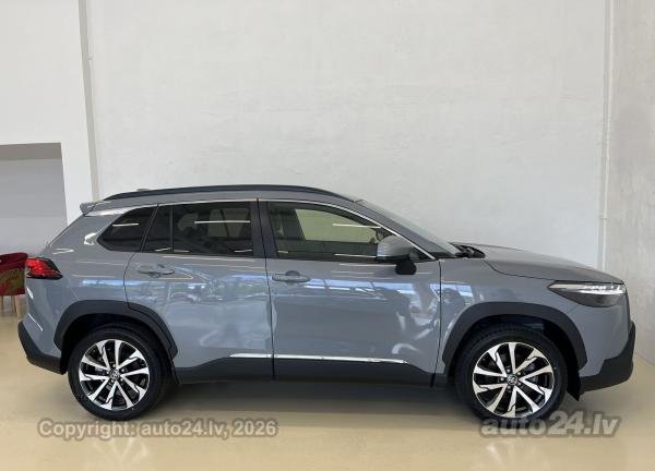 Pelēks Toyota Corolla Cross 2025 Rakvere, ar dzinēja tilpumu 1.80 L un nobraukumu 23 tūkst. km par 33490 €, foto 3 vietnē AUTOMOTO.COM.LV
