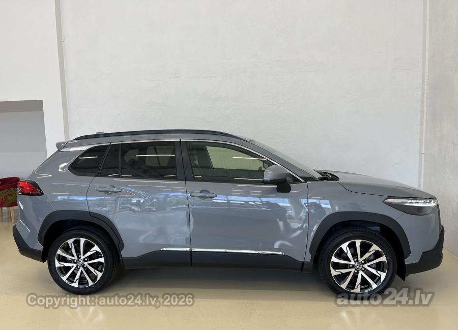 Серый Тойота Corolla Cross 2025 в Раквере, объемом двигателя 1.80 л и пробегом 23 тыс. км за 33490 €, фото 4 на AUTOMOTO.COM.LV