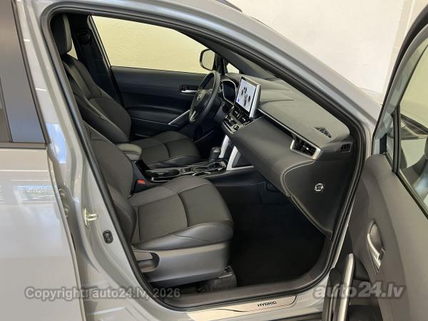 Pelēks Toyota Corolla Cross 2025 Rakvere, ar dzinēja tilpumu 1.80 L un nobraukumu 23 tūkst. km par 33490 €, foto 5 vietnē AUTOMOTO.COM.LV