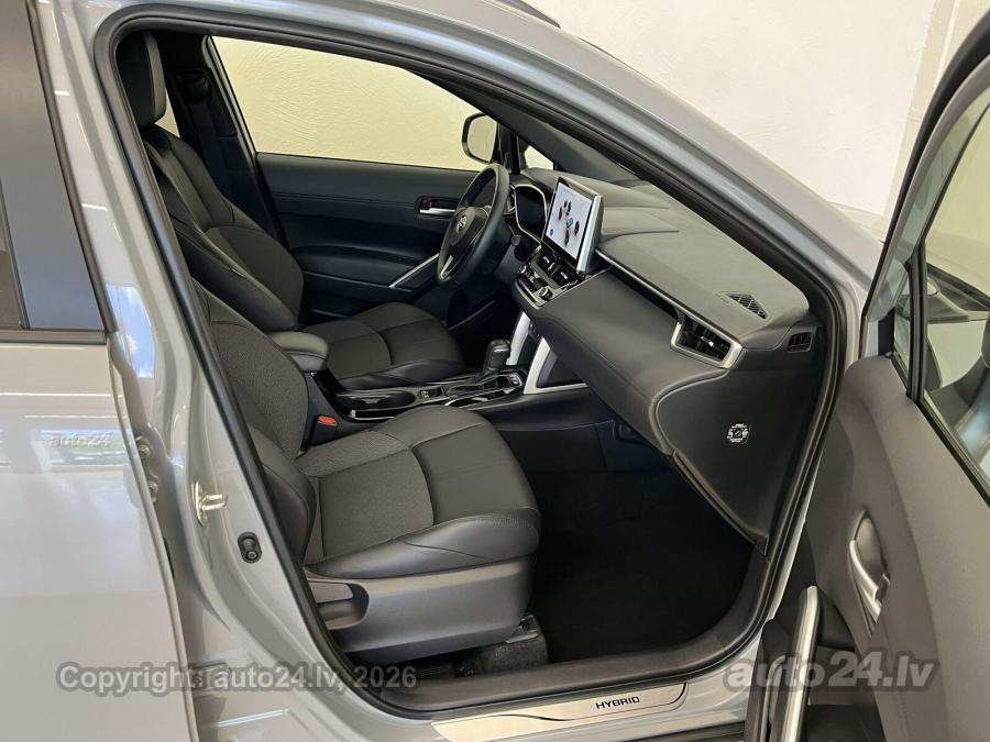 Серый Тойота Corolla Cross 2025 в Раквере, объемом двигателя 1.80 л и пробегом 23 тыс. км за 33490 €, фото 6 на AUTOMOTO.COM.LV