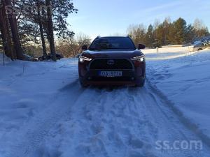 Red Toyota Corolla Cross 2024 in Rezekne, with an engine capacity of 2.00 L and mileage of 27 thousand km for 25150 €, photo 2 on AUTOMOTO.COM.LV