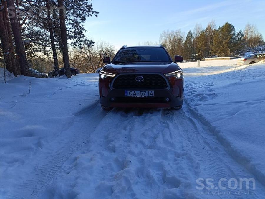 Red Toyota Corolla Cross 2024 in Rezekne, with an engine capacity of 2.00 L and mileage of 27 thousand km for 25150 €, photo 2 on AUTOMOTO.COM.LV