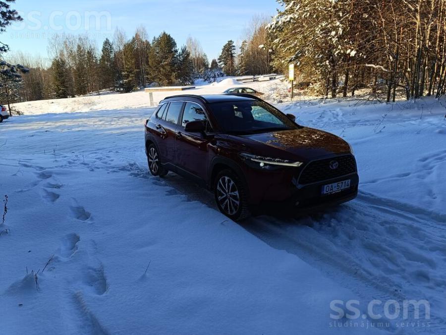 Red Toyota Corolla Cross 2024 in Rezekne, with an engine capacity of 2.00 L and mileage of 27 thousand km for 25150 €, photo 3 on AUTOMOTO.COM.LV