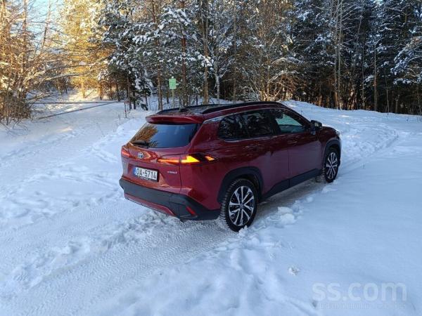 Red Toyota Corolla Cross 2024 in Rezekne, with an engine capacity of 2.00 L and mileage of 27 thousand km for 25150 €, photo 4 on AUTOMOTO.COM.LV