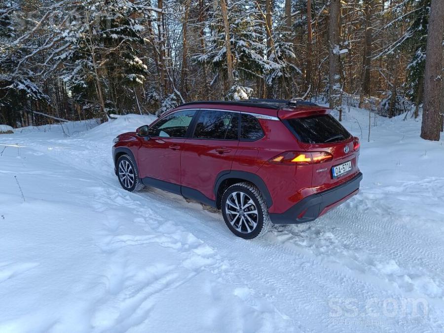 Red Toyota Corolla Cross 2024 in Rezekne, with an engine capacity of 2.00 L and mileage of 27 thousand km for 25150 €, photo 5 on AUTOMOTO.COM.LV