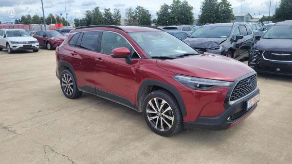 Sarkans Toyota Corolla Cross 2024 Šauļi, ar dzinēja tilpumu 1.99 L un nobraukumu 131 tūkst. km par 23900 €, foto 1 vietnē AUTOMOTO.COM.LV