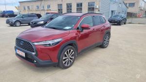 Sarkans Toyota Corolla Cross 2024 Šauļi, ar dzinēja tilpumu 1.99 L un nobraukumu 131 tūkst. km par 23900 €, foto 3 vietnē AUTOMOTO.COM.LV