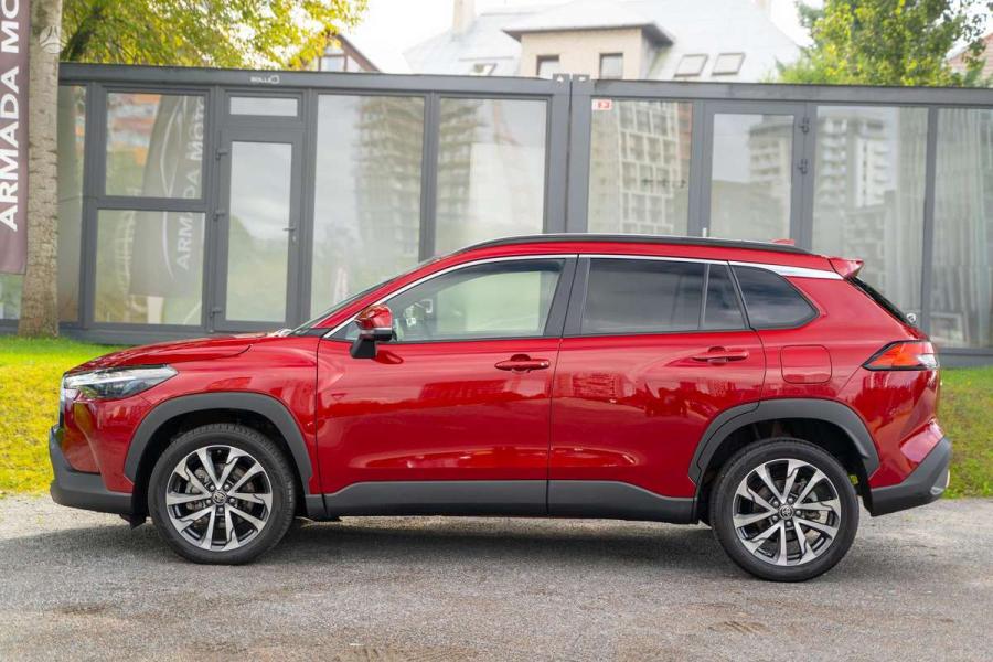 Красный Тойота Corolla Cross 2024 в Вильнюс, объемом двигателя 1.80 л и пробегом 2 тыс. км за 26500 €, фото 9 на AUTOMOTO.COM.LV