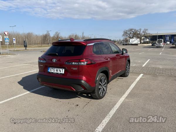 Red Toyota Corolla Cross 2023 in Rakvere, with an engine capacity of 2.00 L and mileage of 18 thousand km for 36490 €, photo 2 on AUTOMOTO.COM.LV