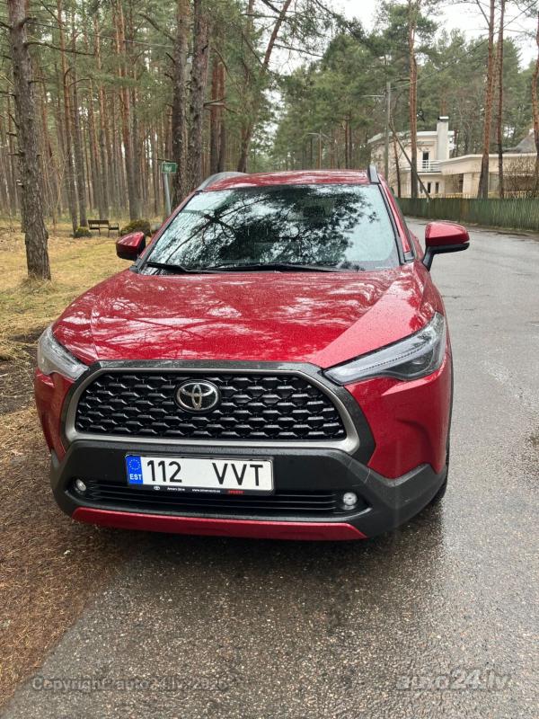 Sarkans Toyota Corolla Cross 2025 Tallina, ar dzinēja tilpumu 2.00 L un nobraukumu 23 tūkst. km par 33000 €, foto 1 vietnē AUTOMOTO.COM.LV