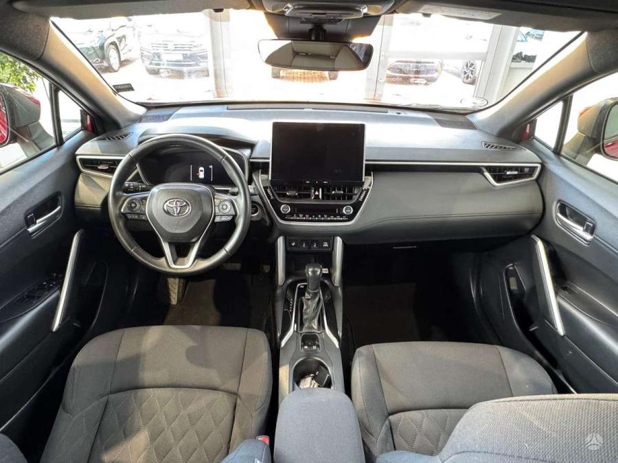 Red Toyota Corolla Cross 2023 in Siauliai, with an engine capacity of 2.00 L and mileage of 132 thousand km for 24900 €, photo 8 on AUTOMOTO.COM.LV