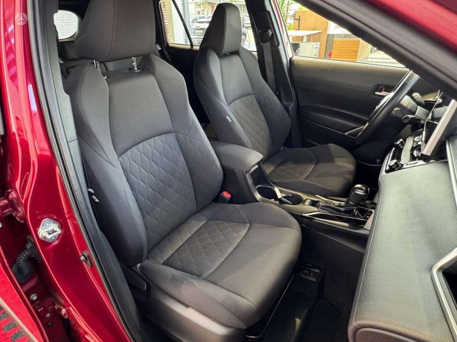 Red Toyota Corolla Cross 2023 in Siauliai, with an engine capacity of 2.00 L and mileage of 132 thousand km for 24900 €, photo 14 on AUTOMOTO.COM.LV