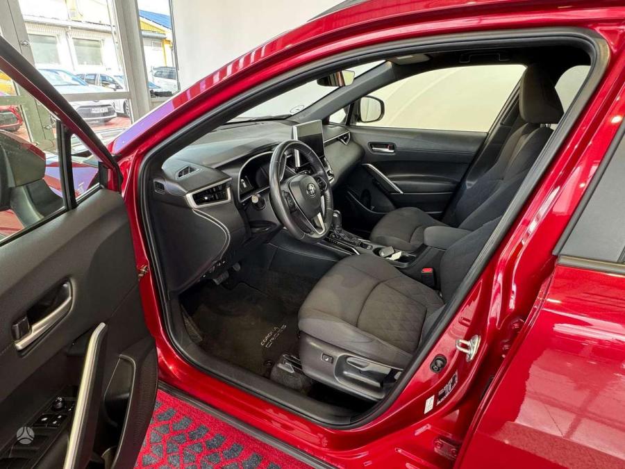 Red Toyota Corolla Cross 2023 in Siauliai, with an engine capacity of 2.00 L and mileage of 132 thousand km for 24900 €, photo 15 on AUTOMOTO.COM.LV