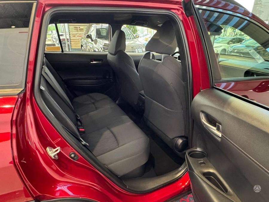 Red Toyota Corolla Cross 2023 in Siauliai, with an engine capacity of 2.00 L and mileage of 132 thousand km for 24900 €, photo 17 on AUTOMOTO.COM.LV