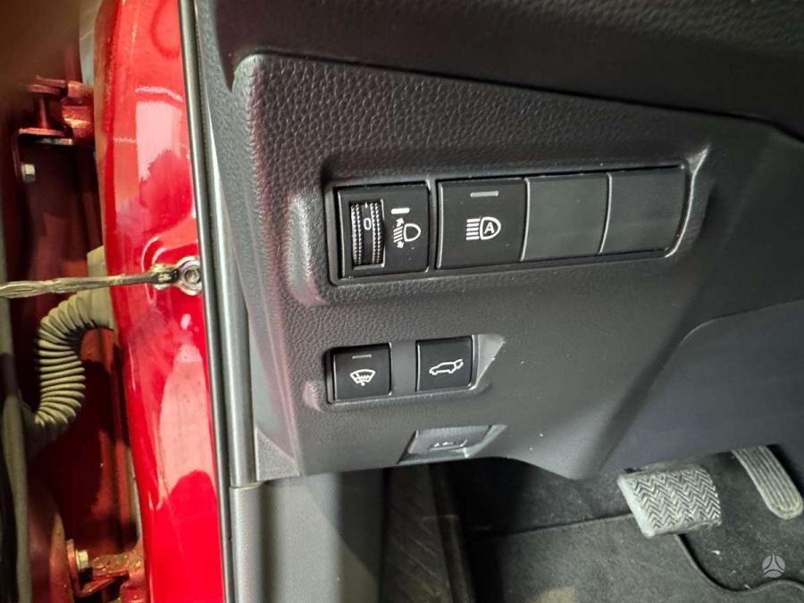 Red Toyota Corolla Cross 2023 in Siauliai, with an engine capacity of 2.00 L and mileage of 132 thousand km for 24900 €, photo 21 on AUTOMOTO.COM.LV