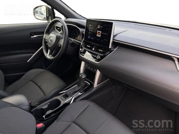 Toyota Corolla Cross 2022 RÄ«ga vietnÄ Balts Toyota Corolla Cross 2022 RÄ«ga, ar dzinÄja tilpumu 2.00 L un nobraukumu 26 tÅ«kst. km par 30990 ā¬, foto 7 vietnÄ AUTOMOTO.COM.LV