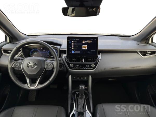 Toyota Corolla Cross 2022 RÄ«ga vietnÄ Balts Toyota Corolla Cross 2022 RÄ«ga, ar dzinÄja tilpumu 2.00 L un nobraukumu 26 tÅ«kst. km par 30990 ā¬, foto 9 vietnÄ AUTOMOTO.COM.LV