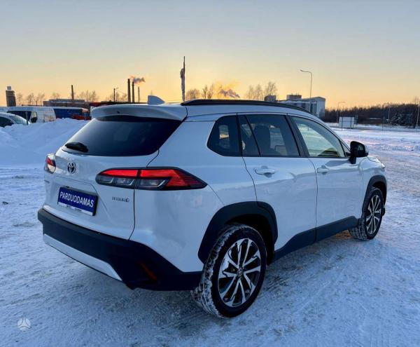 White Toyota Corolla Cross 2023 in Panevezys, with an engine capacity of 1.80 L and mileage of 21 thousand km for 25500 €, photo 4 on AUTOMOTO.COM.LV