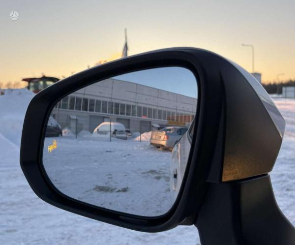 White Toyota Corolla Cross 2023 in Panevezys, with an engine capacity of 1.80 L and mileage of 21 thousand km for 25500 €, photo 10 on AUTOMOTO.COM.LV