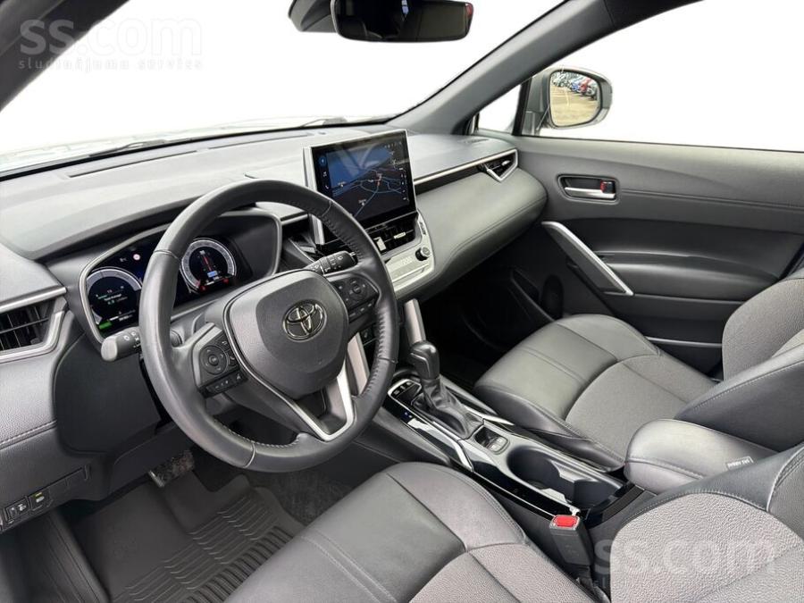 Белый Тойота Corolla Cross 2023 в Рига, объемом двигателя 2.00 л и пробегом 59 тыс. км за 29990 €, фото 12 на AUTOMOTO.COM.LV