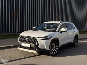 Белый Тойота Corolla Cross 2023 в Вильнюс, объемом двигателя 2.00 л и пробегом 46 тыс. км за 34900 €, фото  на AUTOMOTO.COM.LV