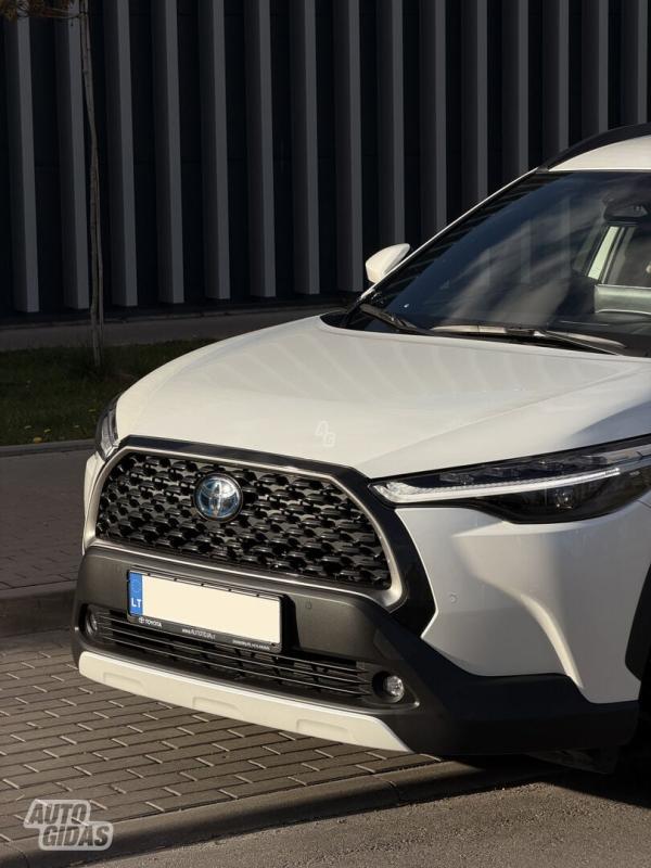 Balts Toyota Corolla Cross 2023 Viļņa, ar dzinēja tilpumu 2.00 L un nobraukumu 46 tūkst. km par 34900 €, foto 2 vietnē AUTOMOTO.COM.LV
