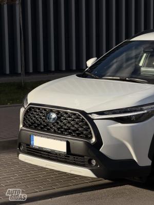Белый Тойота Corolla Cross 2023 в Вильнюс, объемом двигателя 2.00 л и пробегом 46 тыс. км за 34900 €, фото 3 на AUTOMOTO.COM.LV